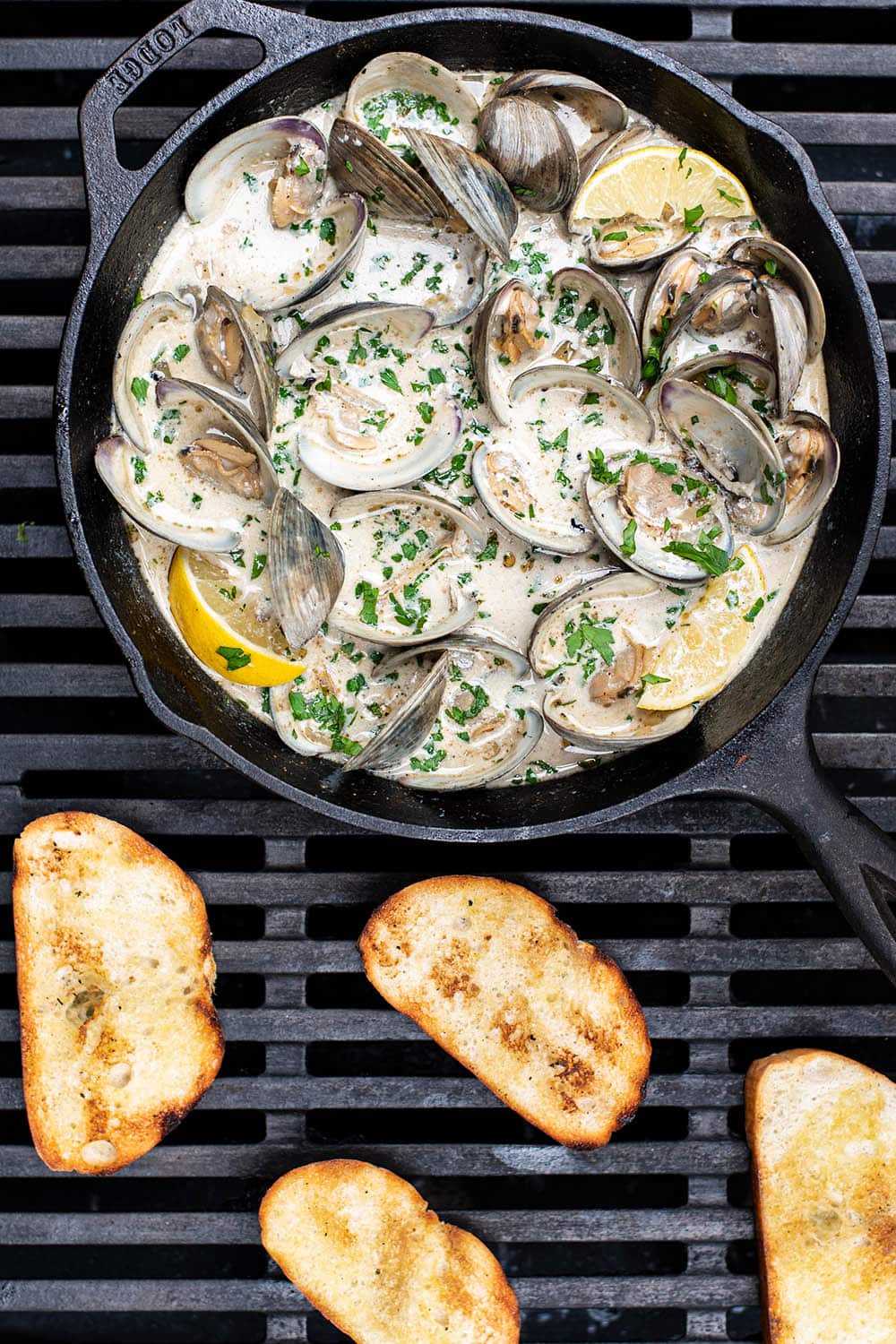 Creamy Beer Steamed Clams with Grilled Bread Recipe - Kitchen Swagger